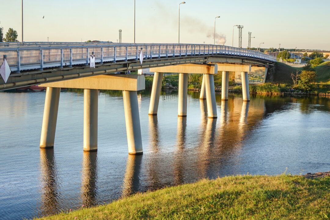 Skati uz pilsētu un Ventu pie Apvedtilta - Ventspils