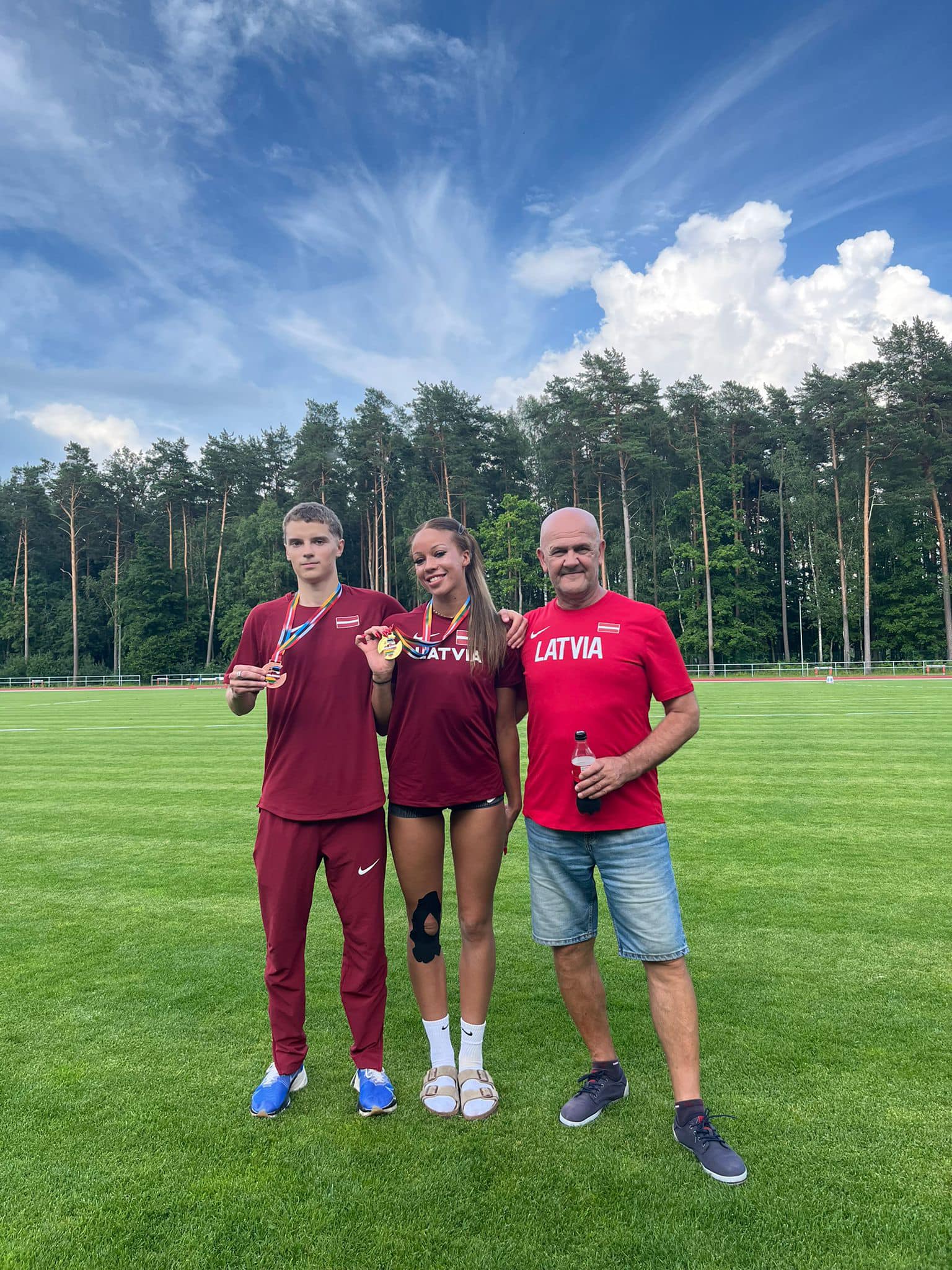 Brenda Džiliana Apsīte un Kristaps Bergmanis sekmē Latvijas U18 izlases ...
